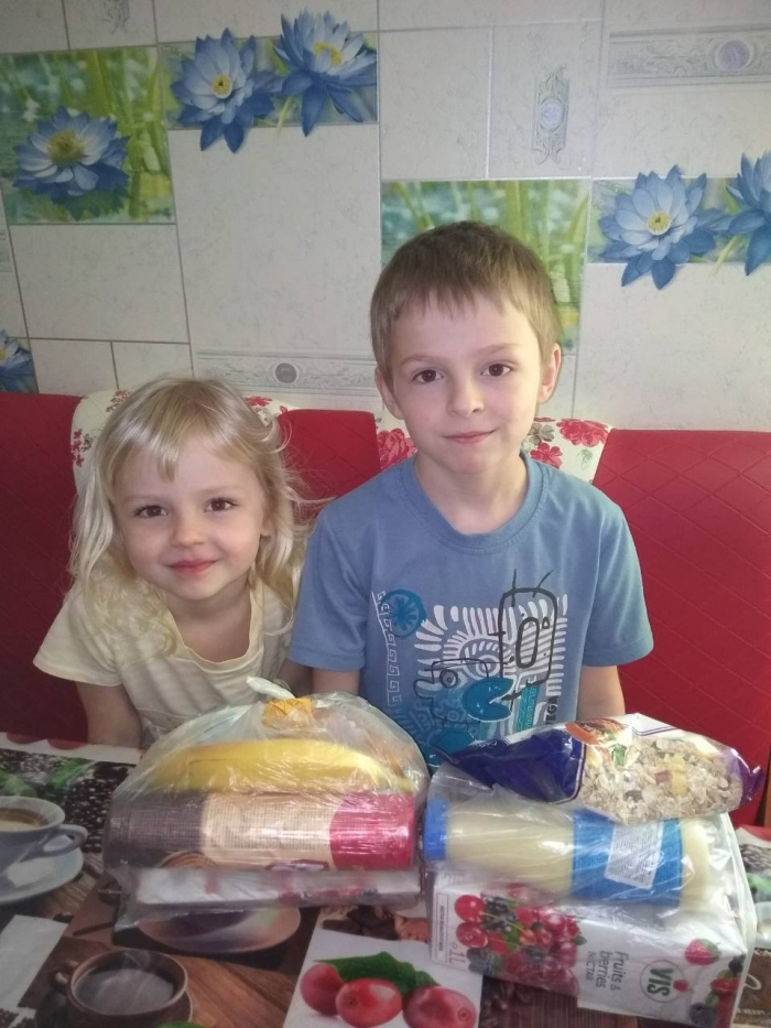 Ajutor cu produse alimentare oferit copiilor în timpul pandemiei COVID-19