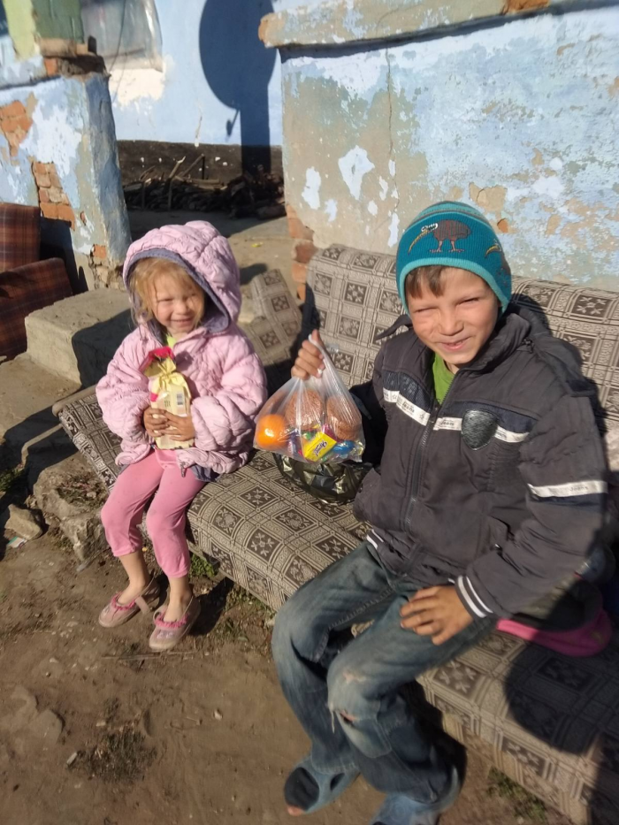 Ajutor cu produse alimentare oferit copiilor în timpul pandemiei COVID-19