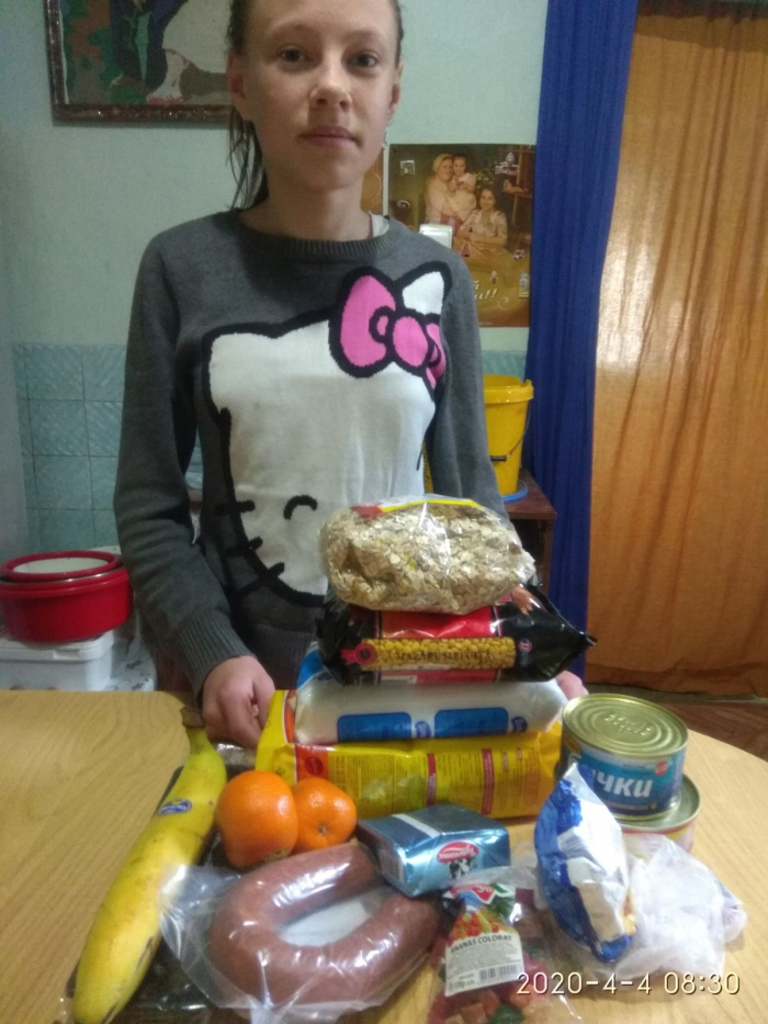 Ajutor cu produse alimentare oferit copiilor în timpul pandemiei COVID-19