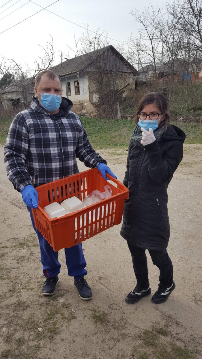 Ajutor cu produse alimentare oferit copiilor în timpul pandemiei COVID-19